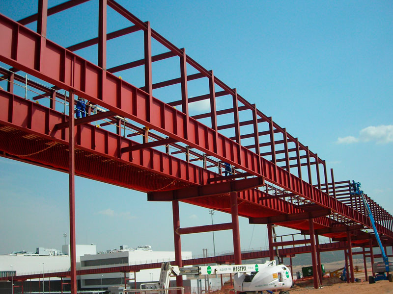 PASARELA PEATONAL ENTRE TERMINAL Y ESTACIÓN AVE DE AEROPUERTO DE CIUDAD ...